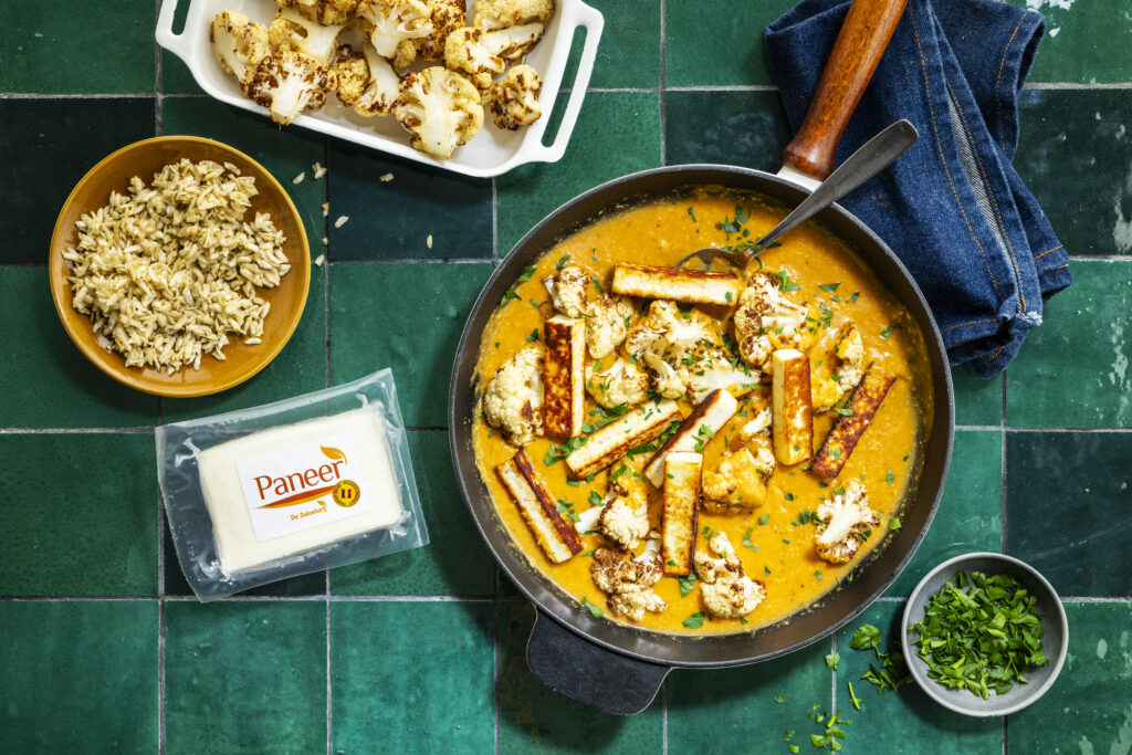 Paneer korma met geroosterde bloemkool